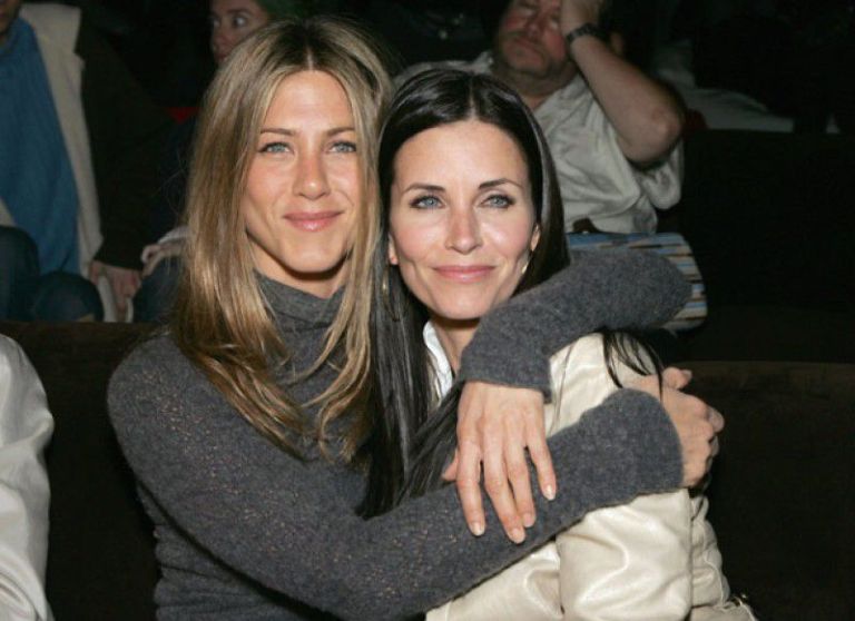 Debió aterrizar de emergencia el avión que llevaba a Courteney Cox y ...